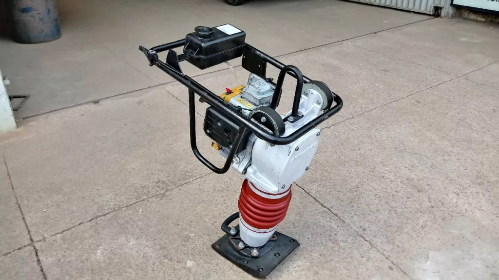 Compactador De Solo Tipo Sapo Dynapac Lt700 C/ Motor Gas. 4t – Lovec
