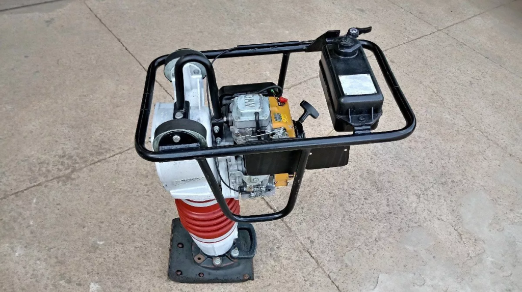 Compactador De Solo Tipo Sapo Dynapac Lt700 C/ Motor Gas. 4t – Lovec
