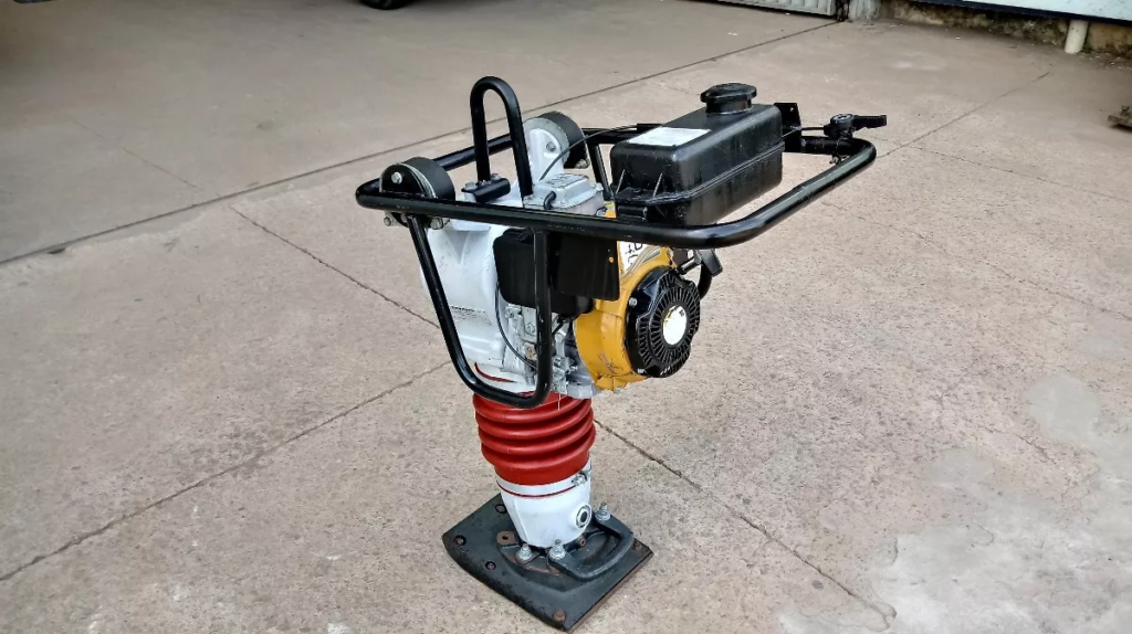 Compactador De Solo Tipo Sapo Dynapac Lt700 C/ Motor Gas. 4t – Lovec